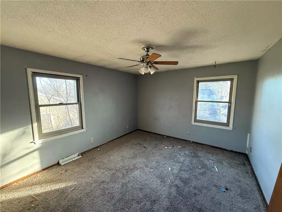 4337 SW 30th St, Topeka, KS 66614 | MLS# 2597328 | 29 Photos - Movoto
