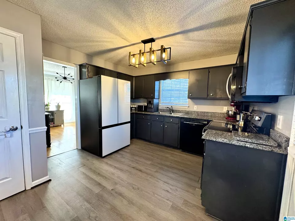 105 Acorn Cir, Alabaster, AL 35007 | MLS# 21408582 | 21 Photos - Movoto