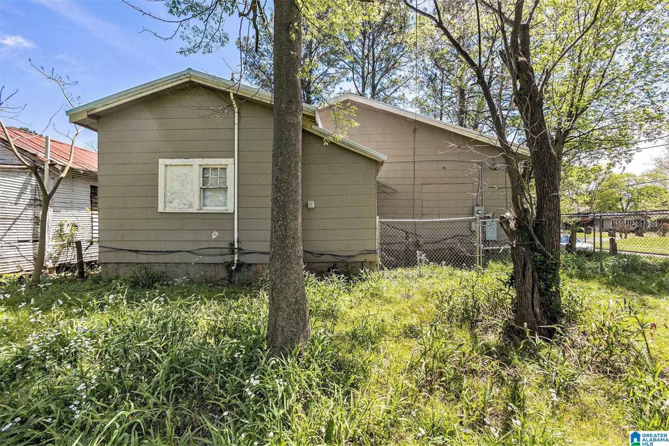 1422 Avenue J, Birmingham, AL 35218 | MLS# 21411562 | 10 Photos - Movoto