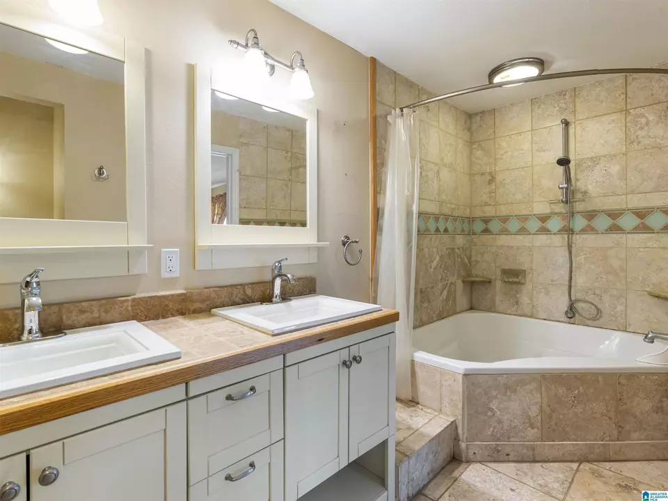 1911 Glen Davis Ln, Oxford, AL 36203 | MLS# 21424617 | 18 Photos - Movoto