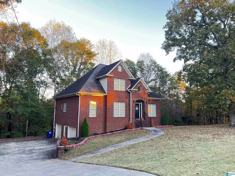 6490 White Oak Ln, Hueytown, AL 35023 | MLS# 21436037 | 2 Photos - Movoto