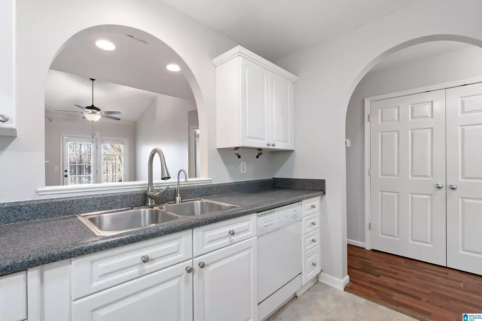 407 Midridge Ln, Pelham, AL 35124 | MLS# 21439094 | 26 Photos - Movoto