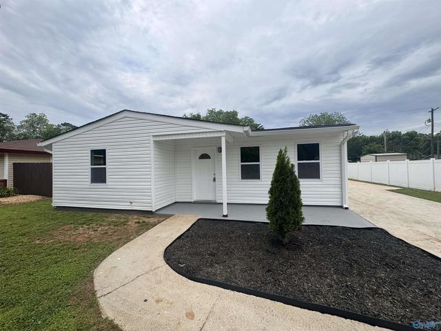 411 14th Ave, Decatur, AL 35601 | MLS# 21887750 | 22 Photos - Movoto