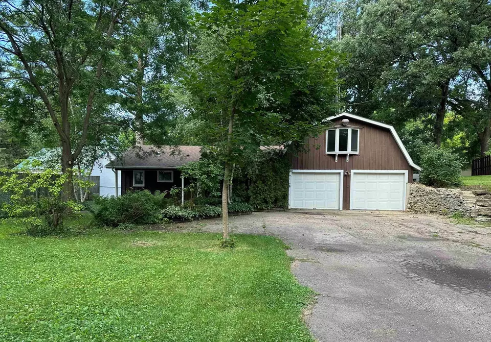 w9285 Oakland Road, Cambridge, WI 53523 | 39 Photos - Movoto