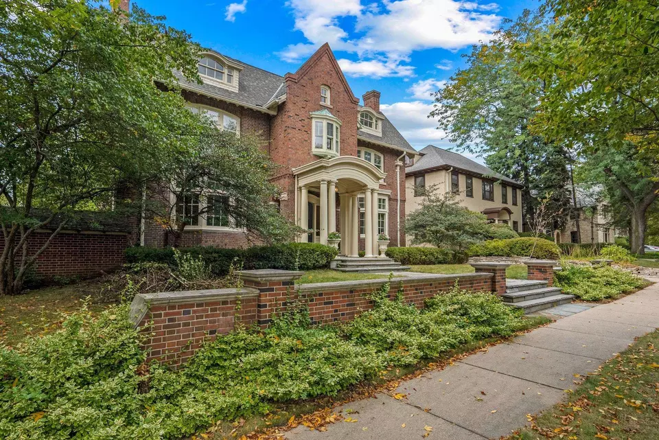 2215 N Lake Dr, Milwaukee, WI 53202 | 24 Photos - Movoto