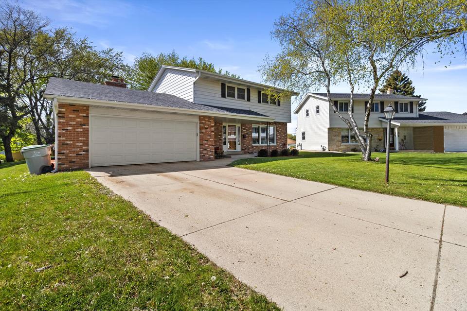3563 S Hamilton Ct, Milwaukee, WI 53220 | 26 Photos | MLS #1740595 - Movoto