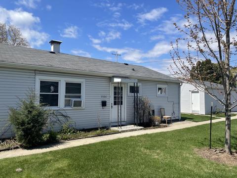 2326 W Howard, Milwaukee, WI 53221 | 13 Photos | MLS #1832123 - Movoto