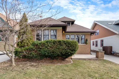 2352 N 61st, Wauwatosa, WI 53213 | 38 Photos - Movoto