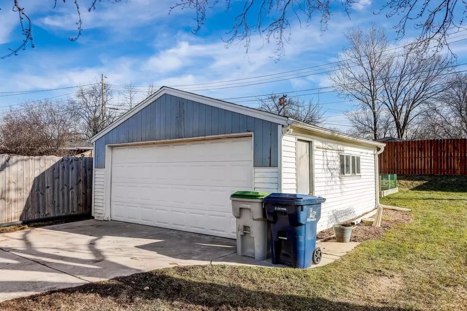 8141 W Clovernook, Milwaukee, WI 53223 | 25 Photos - Movoto