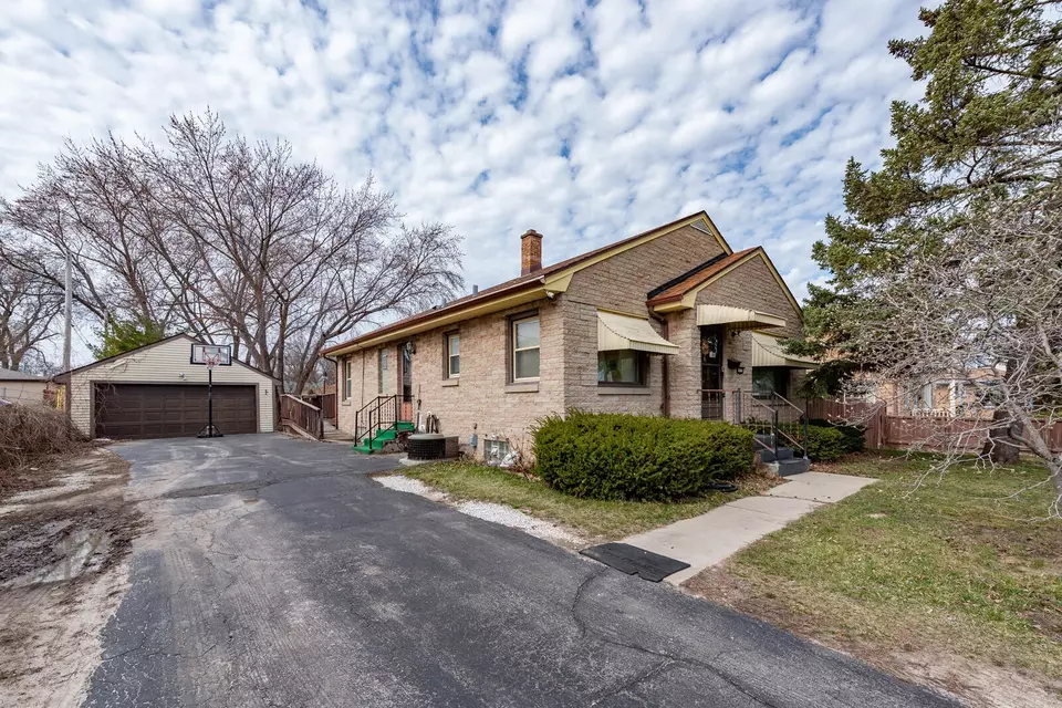 5453 S 13th, Milwaukee, WI 53221 | 24 Photos - Movoto