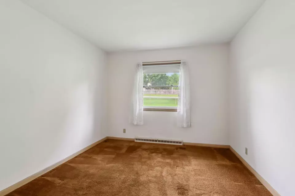 1424 S Arcadian, New Berlin, WI 53151 | MLS# 1919978 | 30 Photos - Movoto