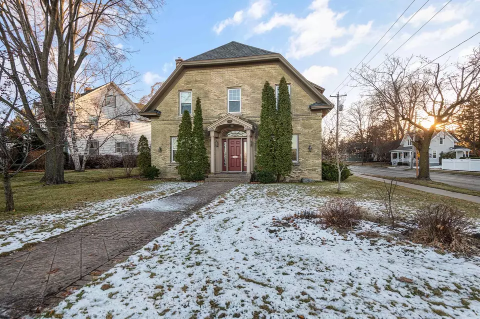 2157 Riverside Ave, Marinette, WI 54143 | 42 Photos - Movoto