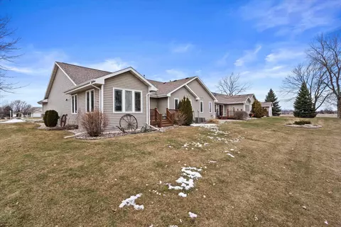 3100 Elk Ridge Dr #D, Oshkosh, WI 54904 | 24 Photos - Movoto