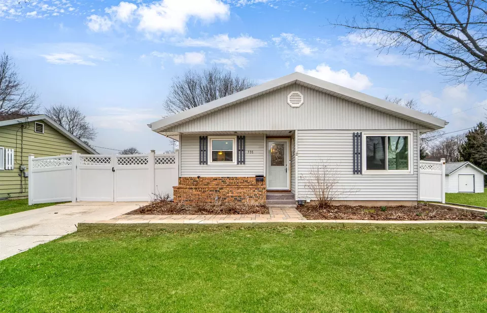 537 Water St, Chilton, WI 53014 | 27 Photos - Movoto