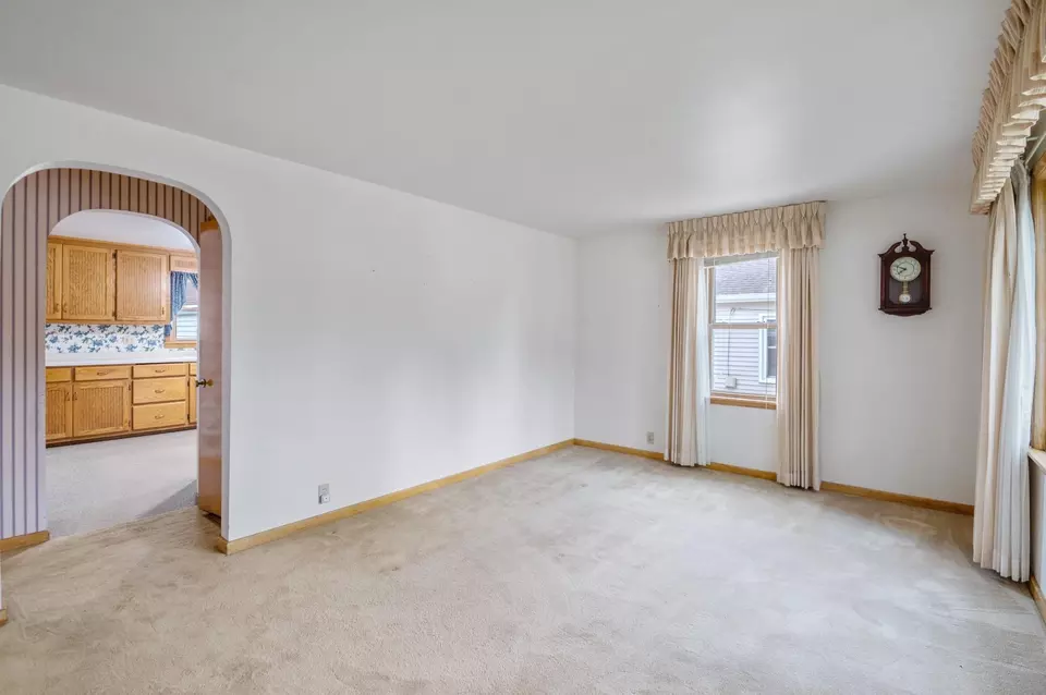 1609 Deckner Ave, Green Bay, WI 54302 | MLS# 50315456 | 29 Photos - Movoto