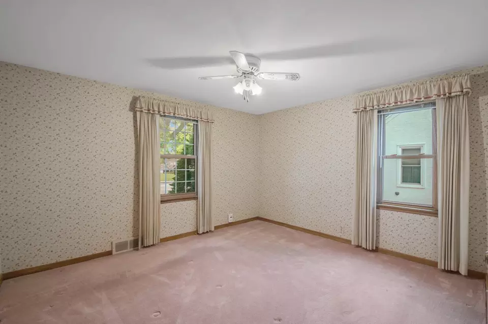 1609 Deckner Ave, Green Bay, WI 54302 | MLS# 50315456 | 29 Photos - Movoto