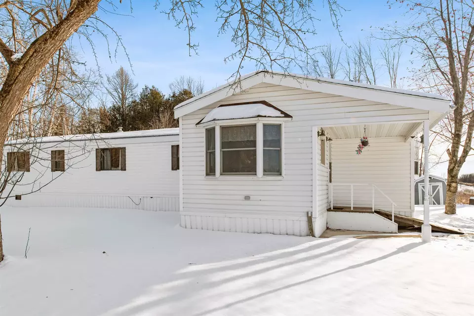 N6498 N-3 Road, Wallace, MI 49893 | MLS# 50318955 | 28 Photos - Movoto