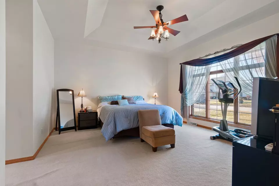 658 Black Earth Dr, De Pere, WI 54115 | MLS# 50319072 | 61 Photos - Movoto