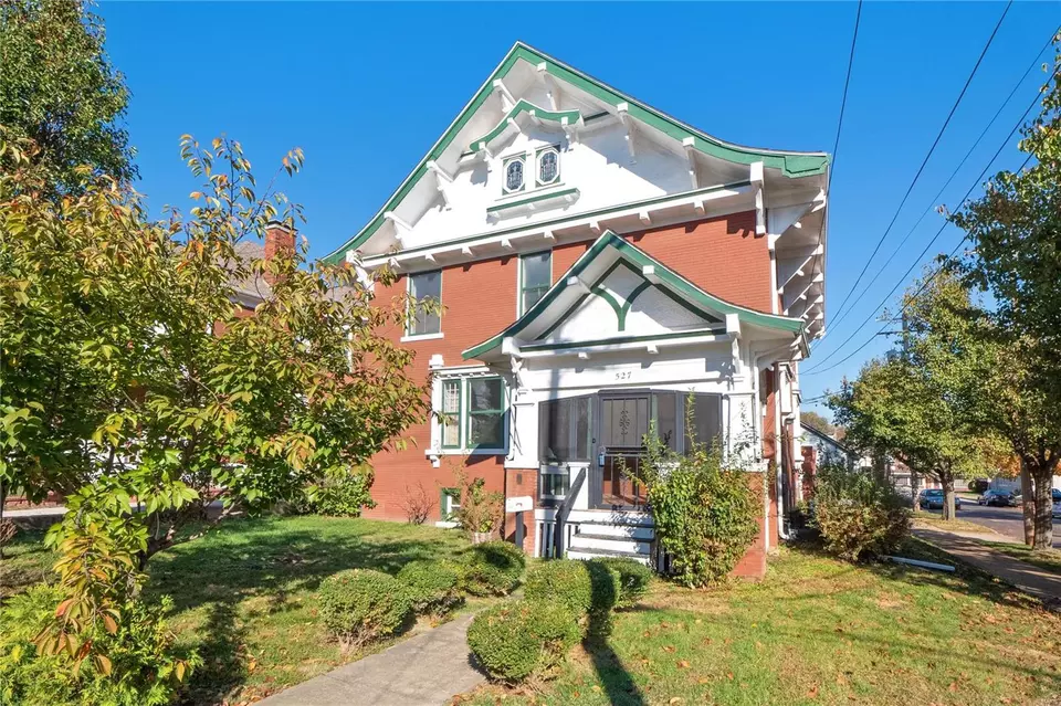 527 E Washington St, Belleville, IL 62220 | 42 Photos - Movoto