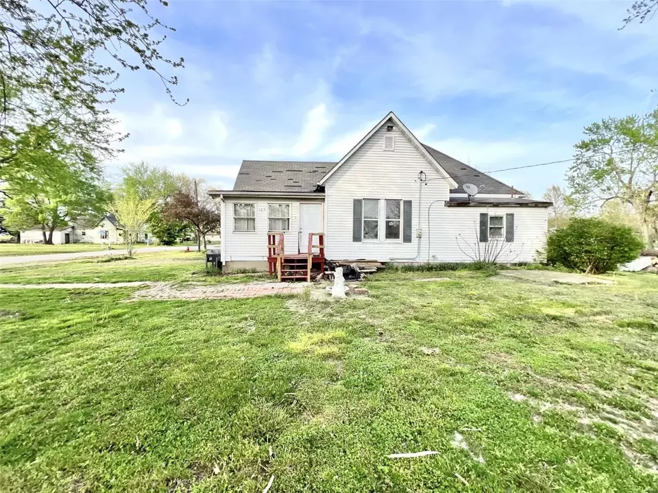 105 N Central St, Coffeen, IL 62017 | 16 Photos - Movoto