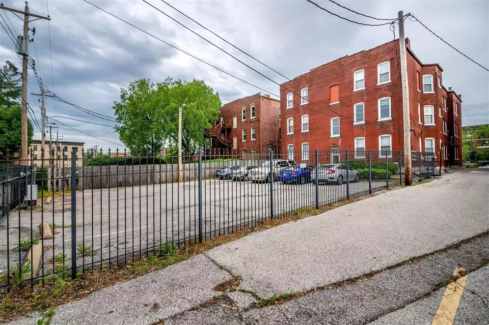 4319 Lindell Blvd #D, Saint Louis, MO 63108 | 22 Photos - Movoto