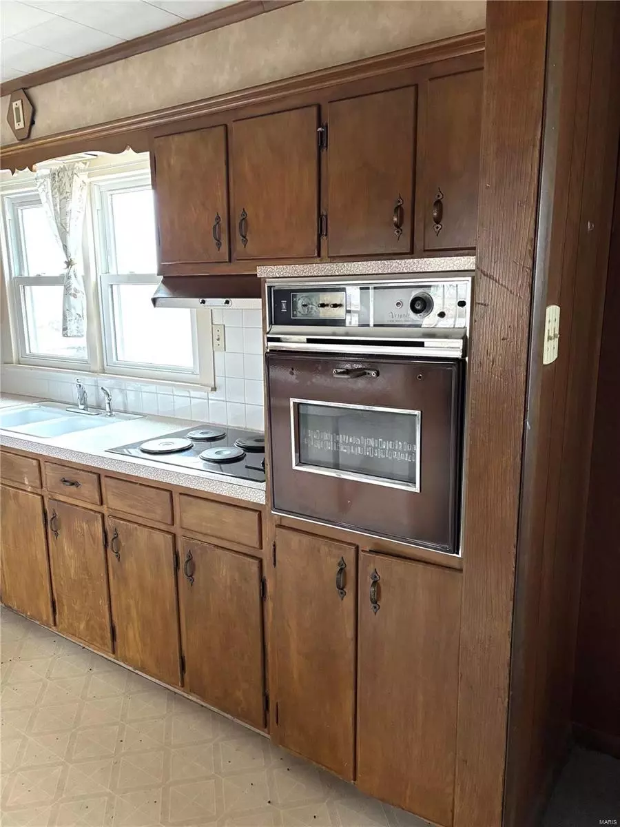 950 Illinois Rt 140, Greenville, IL 62246 | MLS# 25013431 | 14 Photos ...