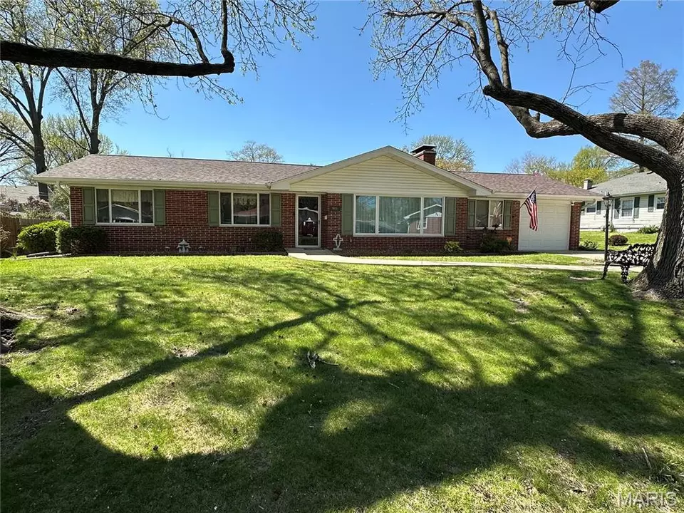 905 Kernon Dr, Belleville, IL 62223 | MLS# 25023822 | 27 Photos - Movoto