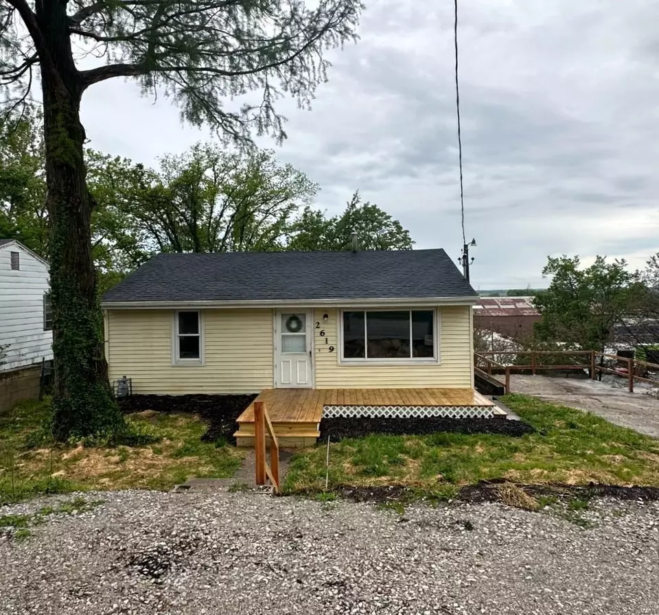 2619 Plainview Ter, Alton, IL 62002 | MLS# 25027656 | 1 photo - Movoto
