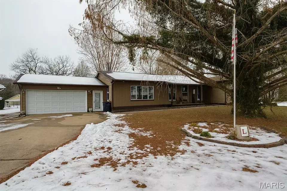 115 Carroll Dr, Clarksville, MO 63336 | MLS# 25080227 | 2 Photos - Movoto