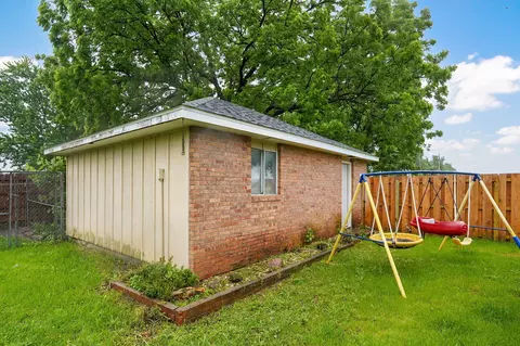 1716 S Oakland Ave, Bolivar, MO 65613 | MLS# 60324528 | 37 Photos - Movoto