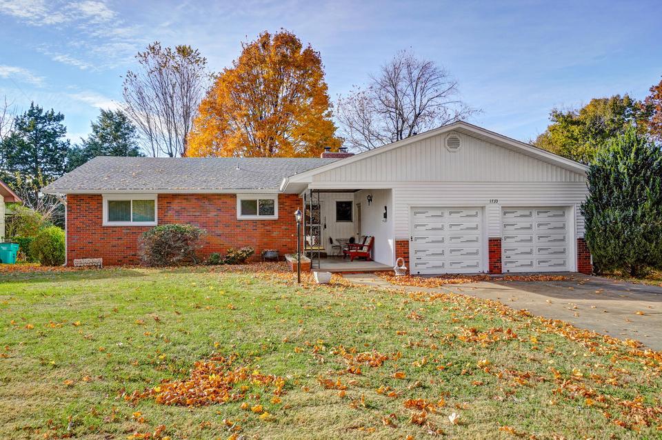 1733 S Lancaster Ave, Springfield, MO 65807 | 31 Photos | MLS #60206703 ...