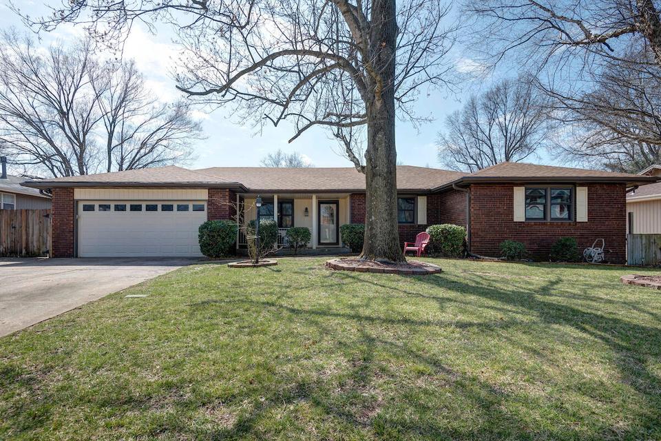 1026 E Meadowlark St, Springfield, MO 65810 | 32 Photos | MLS #60212117 ...