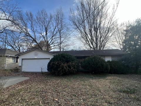 2640 E Grand St, Springfield, MO 65804 | 39 Photos | MLS #60232503 - Movoto