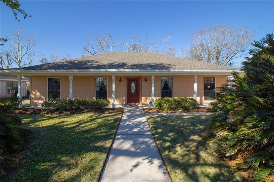 40 Berkshire St, Laplace, LA 70068 | 28 Photos | MLS #2336584 - Movoto