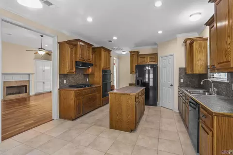 18196 Lake Harbor Ln, Prairieville, LA 70769 | 32 Photos - Movoto