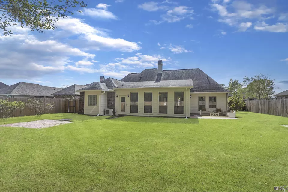 18196 Lake Harbor Ln, Prairieville, LA 70769 | 32 Photos - Movoto