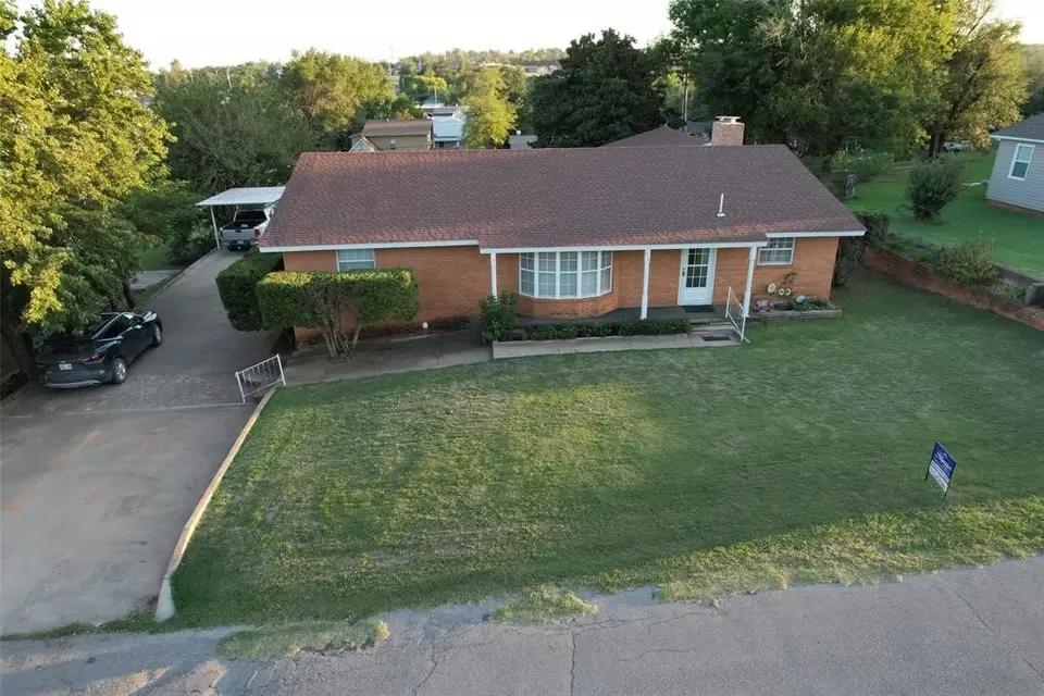 210 W Oak St, Binger, OK 73009 | 20 Photos - Movoto