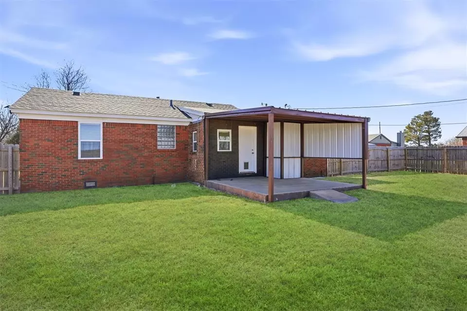 101 Memorial Dr, Mangum, OK 73554 | MLS# 1212700 | 32 Photos - Movoto