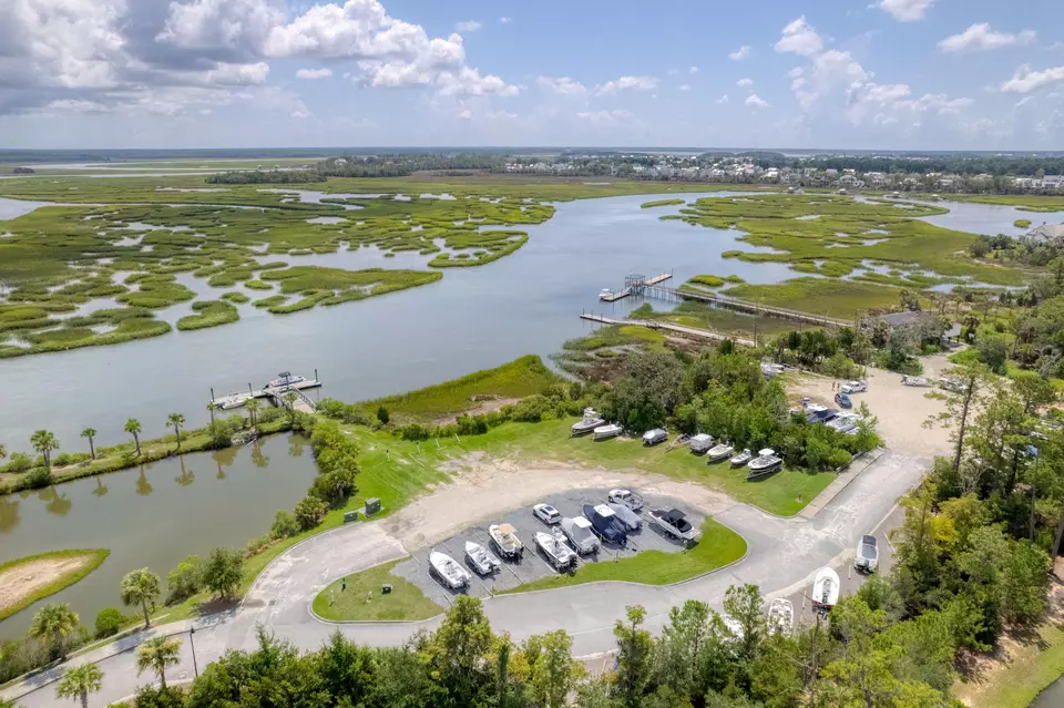 402 Topsail Ct, Charleston, SC 29492 | MLS# 25020499 | 50 Photos - Movoto