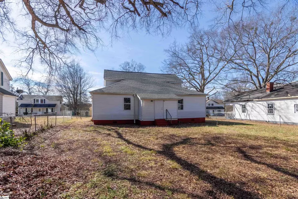 207 Magnolia St, Gaffney, SC 29340 | MLS# 319593 | 3 Photos - Movoto