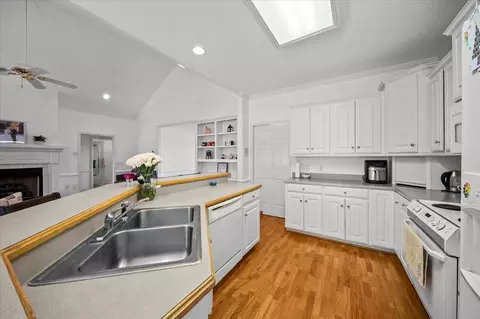 123 S Lake Emory Dr, Inman, SC 29349 | MLS# 324387 | 30 Photos - Movoto