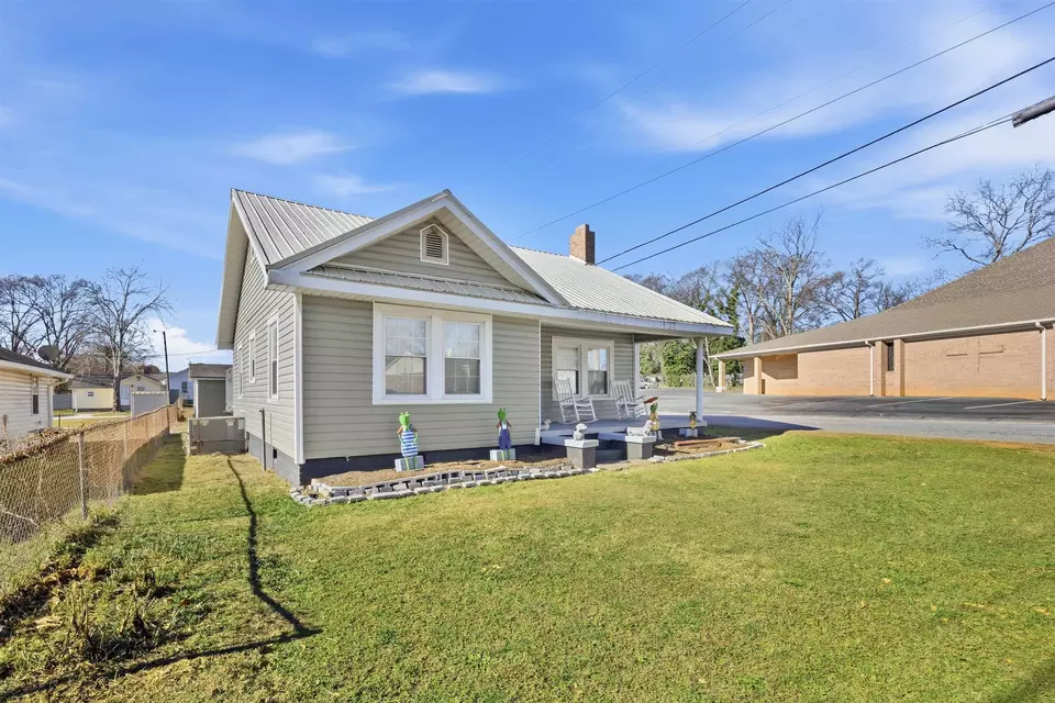600 S Main St, Greer, SC 29650 | MLS# 332663 | 25 Photos - Movoto