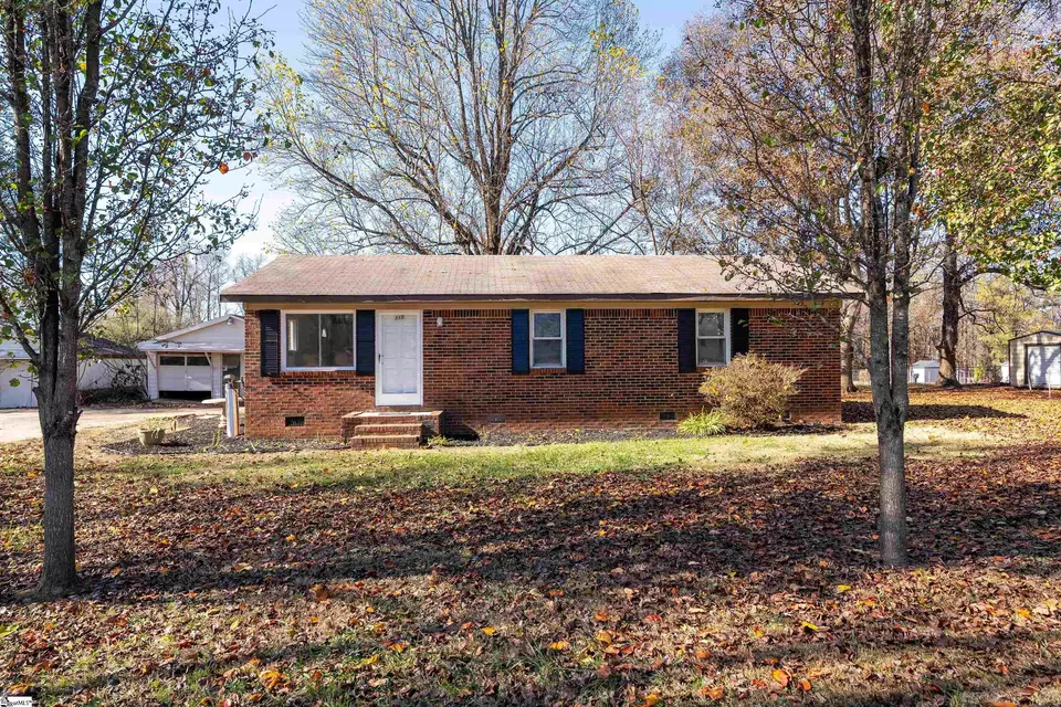 115 Glen Dr, Greer, SC 29651 | 28 Photos - Movoto