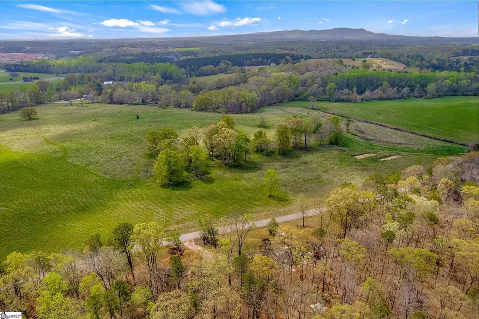 371 Hayes Rd, Taylors, SC 29687 | MLS# 1553847 | 10 Photos - Movoto