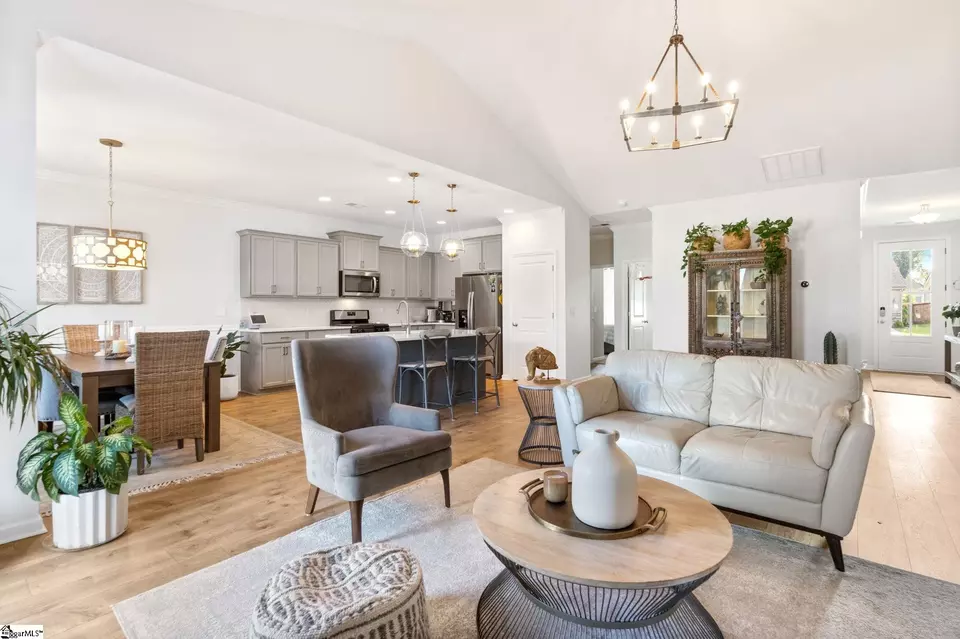 8 Octavia Rd, Taylors, SC 29687 | MLS# 1567092 | 26 Photos - Movoto