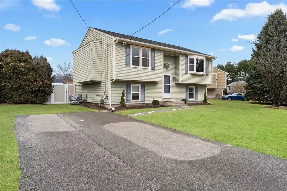 16 Mallory Ct, Cranston, RI 02910 | 39 Photos - Movoto