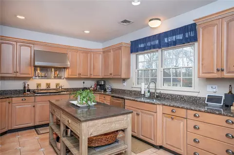 1560 Copicut Rd, Fall River, MA 02747 | 49 Photos - Movoto