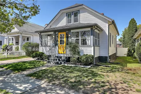64 Holburn Ave, Cranston, RI 02910 | MLS# 1404485 | 21 Photos - Movoto