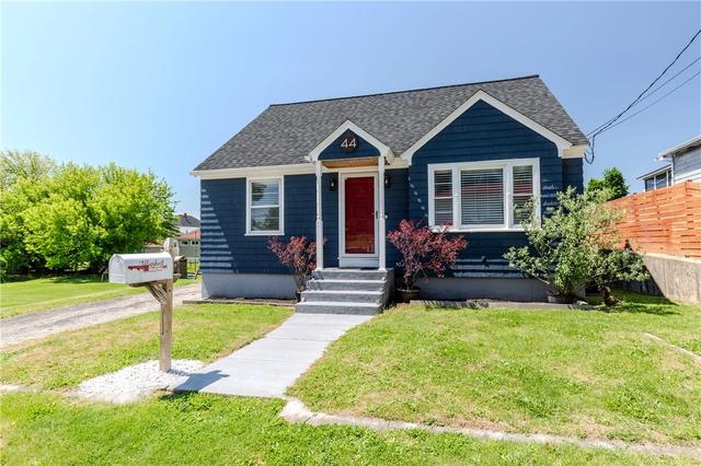 44 Pocasset St, Johnston, RI 02919 | MLS# 1384897 | 50 Photos - Movoto