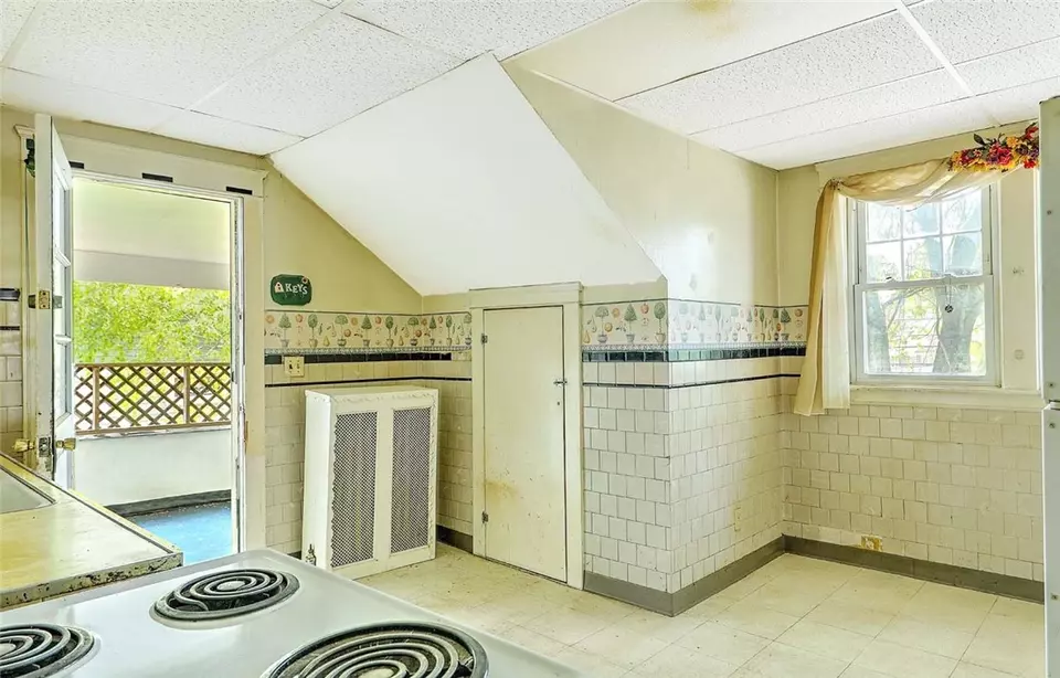 59 Colonial Ave, Cranston, RI 02910 | 40 Photos - Movoto